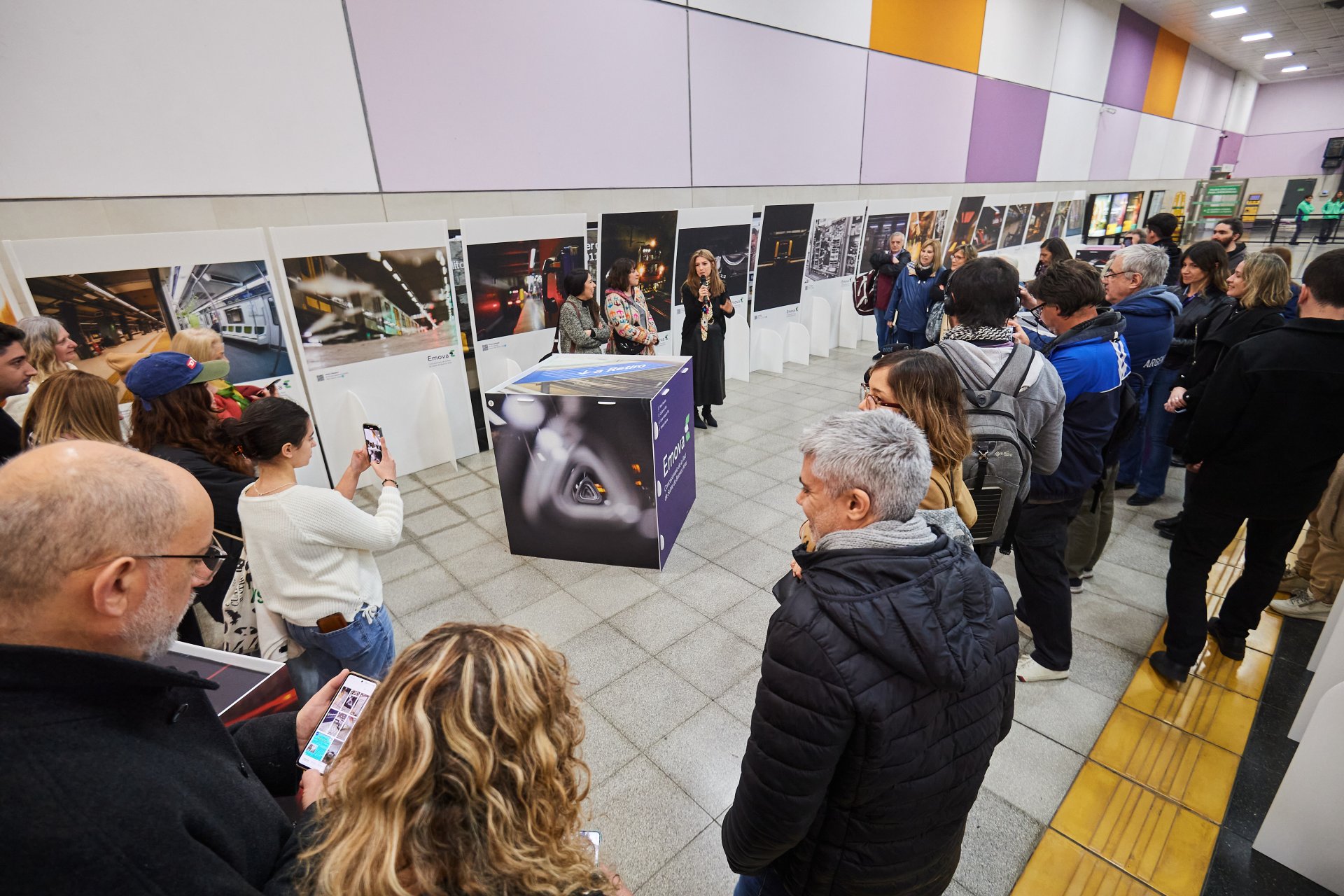 Emova inauguró una muestra fotográfica itinerante sobre el Subte ...